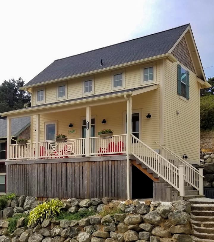Charming Three-story Getaway Near Beach - Lincoln City, OR