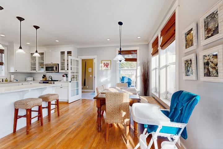 Charming Two-story Home W/ Hot Tub & Patio - Lincoln City, OR