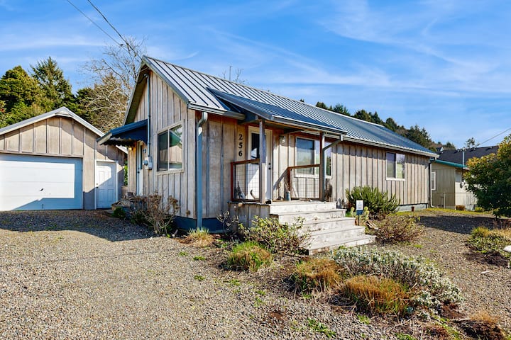 Classic Beach House W/ Firepit & Yard - Dogs Ok - Rockaway Beach, OR