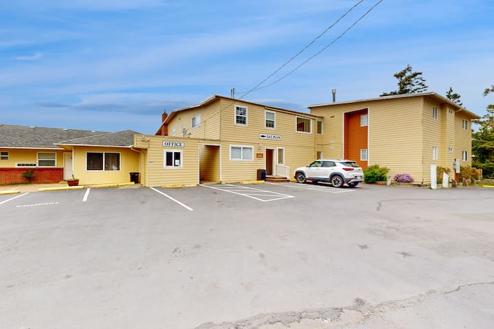 Welcoming Studio W/ Ocean View - Dogs Ok - Lincoln City, OR