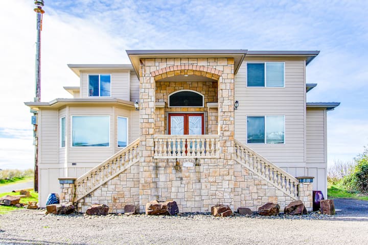 Oceanfront Home W/ Hot Tub & Views - Dogs Ok - Rockaway Beach, OR