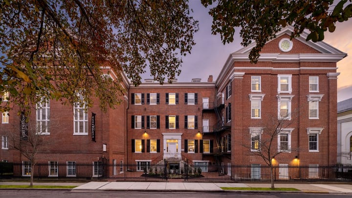 King Suite Downtown + On Site Fine Dining - Frederick, MD