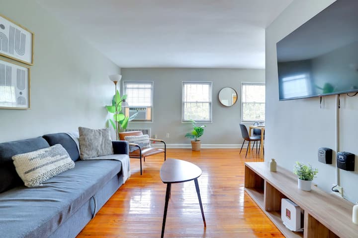 Contemporary Apt W Fitness & Workspace - Alexandria, VA