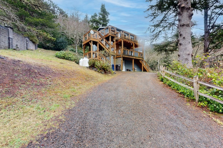 Woodsy Retreat Near The Beach With Wifi, Washer/dr - Oceanside, OR