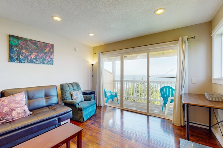 Dog-friendly Condo With Ocean View & Beach Access - Lincoln City, OR