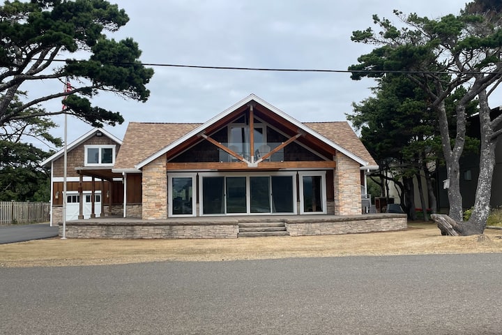 Lakefront Home W/ Deck & Views Near Beach - Manzanita, OR
