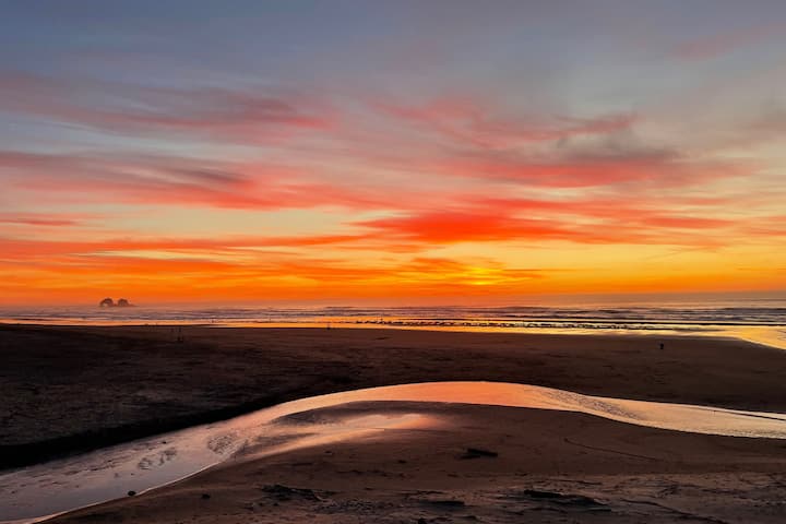 Waterfront Condo W/ Balcony & Ocean Views - Rockaway Beach
