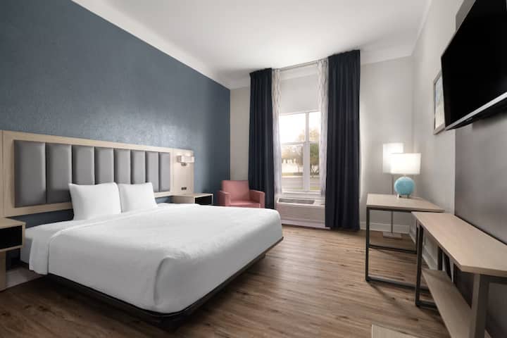 Wingate Savannah | King Bed | Near Tanger Outlets - Savannah, GA