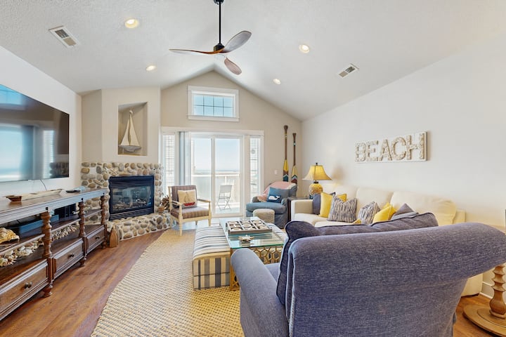 Three-story Townhouse W/ Ocean View & Grill - Rockaway Beach, OR