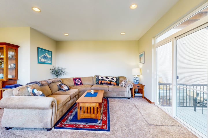 Comfortable Home With Ocean Views With Private Hot - Oceanside, OR