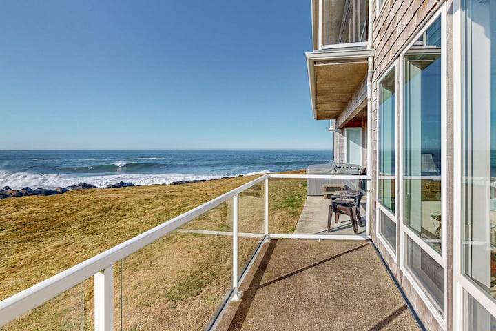Lux Waterfront Condo W/ Hot Tub & Views - Depoe Bay, OR