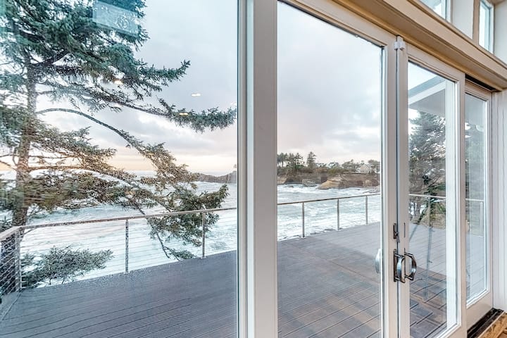 Oceanfront Retreat W/ Kitchen & Wifi - Depoe Bay, OR