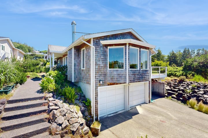 Stunning Coastal Home W/ Views & Firepit - Oceanside, OR