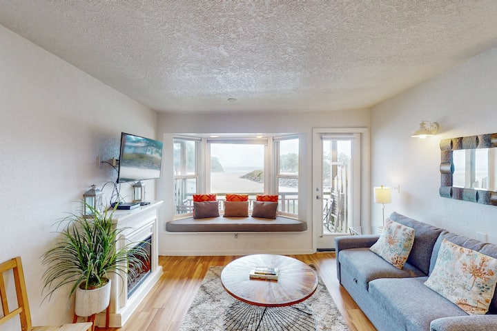 Studio W/ Ocean Views, Wifi & Fireplace - Neskowin, OR