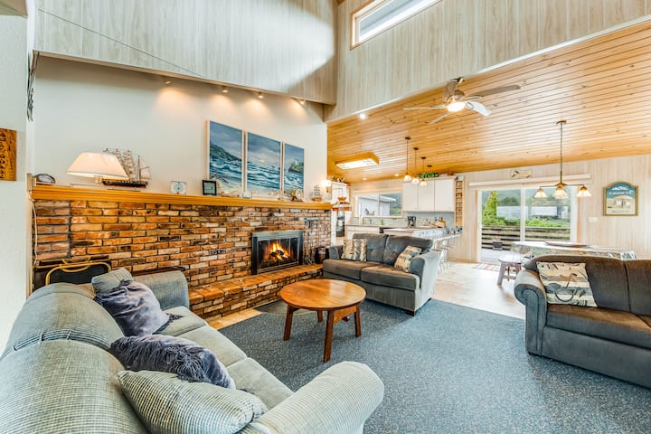 Spacious Family Home W/ Ocean View & Deck - Manzanita, OR