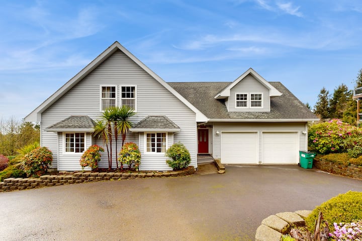 Spacious Family Home W/ Ocean View Near Beach - Rockaway Beach, OR