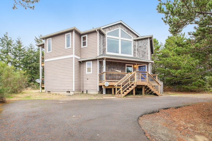 Spacious Oceanside Home With Private Hot Tub And P - Oceanside, OR