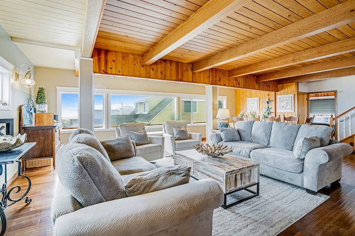 Spacious Home With Two Large Decks And Ocean View - Lincoln City, OR