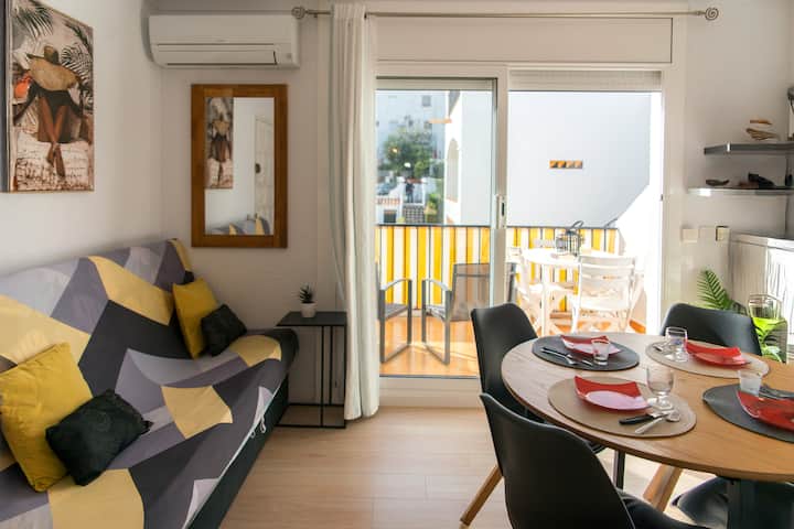 1br Apartment With Pool & Private Parking | A/c - Roses