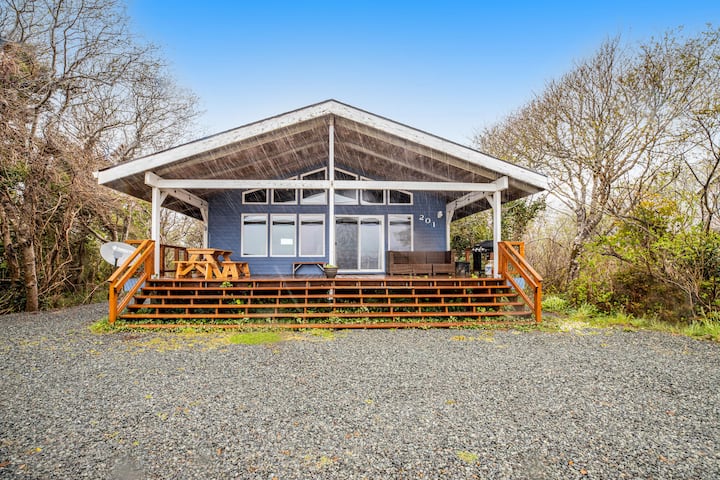 Rustic Waterfront Woodland Lodge W/ Impressive Lak - Rockaway Beach, OR