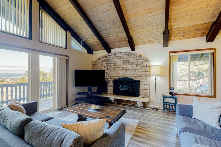 Dog-friendly Escape Near Town W/ Ocean Views - Rockaway Beach, OR