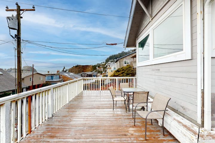 Pleasant Dog-friendly House W/panoramic Views - Sh - Oceanside, OR