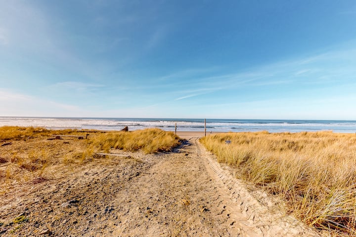 Perfect Retreat 1 Block To Beach W/ Hot Tub - Rockaway Beach, OR