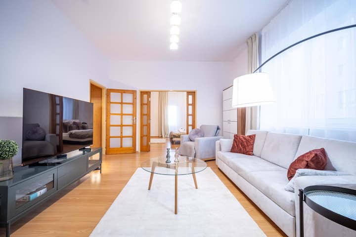 Your City Center Stylish & Spacious Apartment - Košice