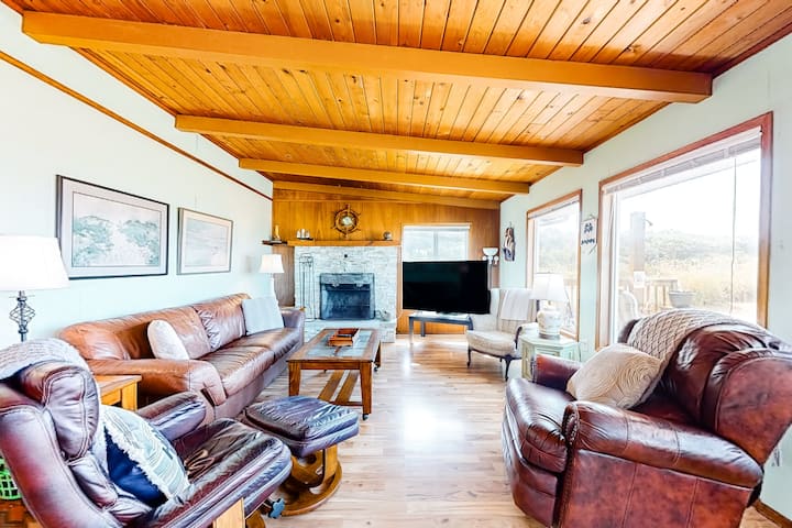Oceanfront Dog-friendly Home W/ Fireplace - Rockaway Beach, OR