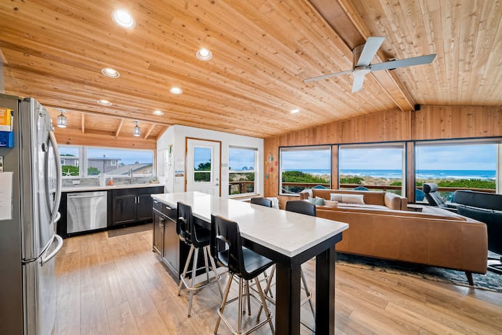 Oceanfront Home W/ Beach Access | Dog-friendly - Rockaway Beach, OR