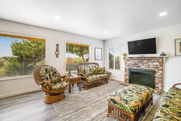Oceanfront Home W/ Deck & Wifi - Rockaway Beach, OR