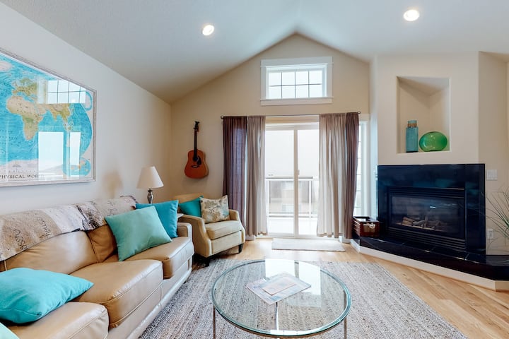 Ocean-view Townhouse 100ft To Beach W/ Ping-pong - Rockaway Beach, OR