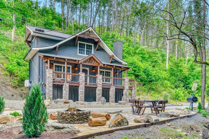 Downtown, Creek-side Chalet W/ Free Attraction Tic - Gatlinburg, TN