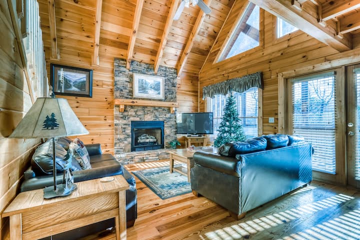 Peaceful Cabin In A Gated Community & Private Hot -