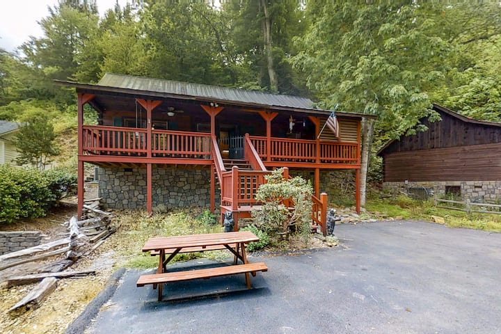 Charming Log Cabin N Bear’s Creek, Sleeps 4 - Pigeon Forge, TN