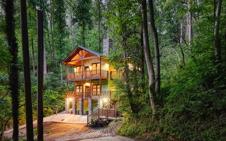 Newly Built Luxe Chalet, Sleeps 10・hot Tub・deck - Gatlinburg, TN