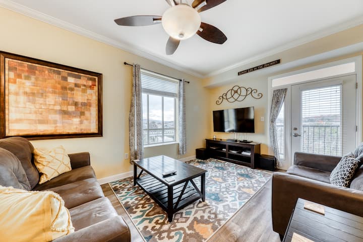 River View Condo, Sleeps 6・shared Hot Tub & Pool - 塞維爾維爾