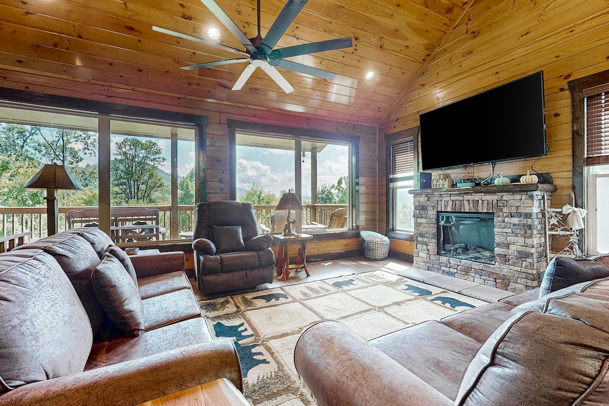 Cabaña Luxe con vista a la montaña con jacuzzi, sala de juegos y ...