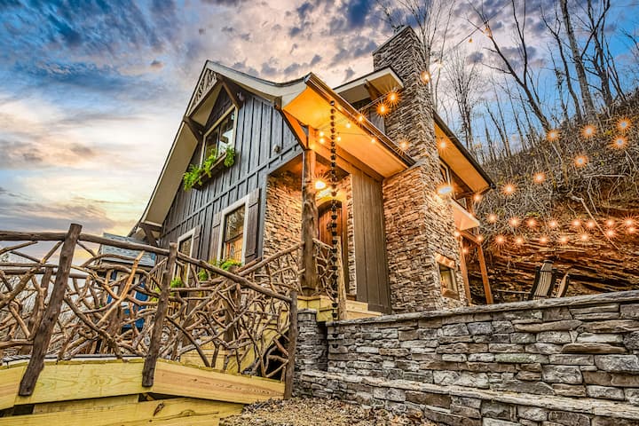 New Charming Creekside Escape, Sleeps 6, Hot Tub - Gatlinburg, TN