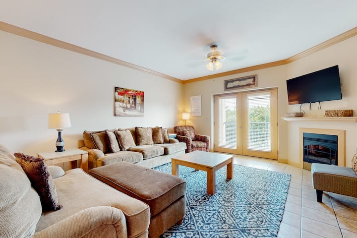 Charming Condo W Shared Pools, Sleeps 6, Playgroun - Pigeon Forge, TN