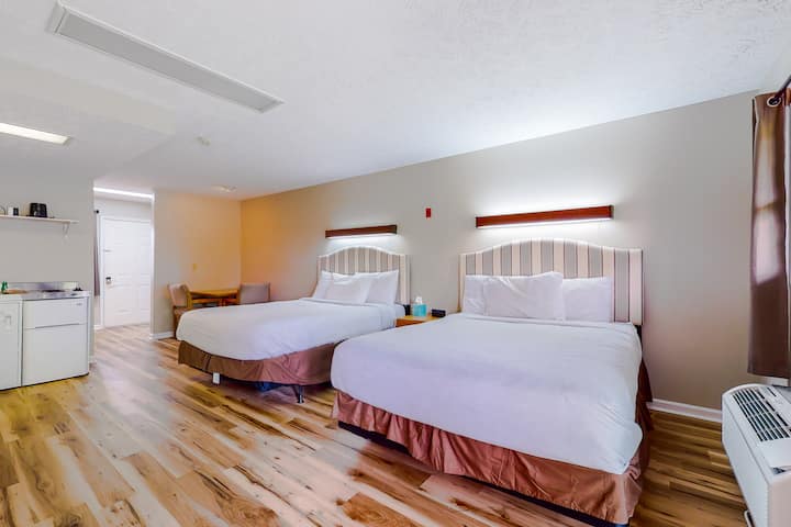 Dog Friendly, Game Room Fun, No Stairs Condo Stay - White Pine, TN