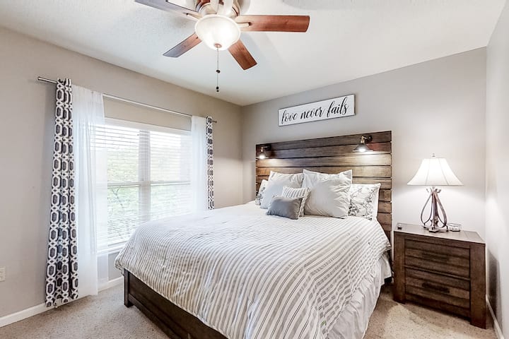 In The Heart Of Pigeon Forge, Hot Tub, Pool, View - Pigeon Forge, TN