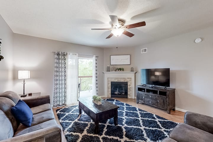 Condo Near Downtown, Sleeps 8・balcony・shared Pool - Pigeon Forge, TN