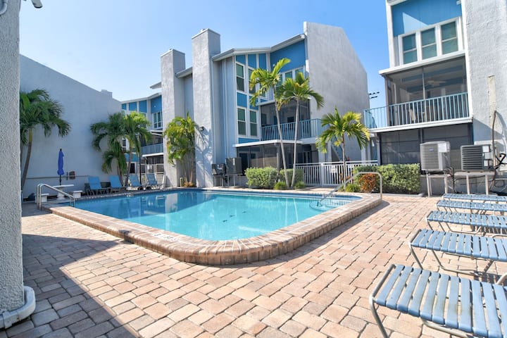Strollin' To Mad Beach Condo - Madeira Beach, FL