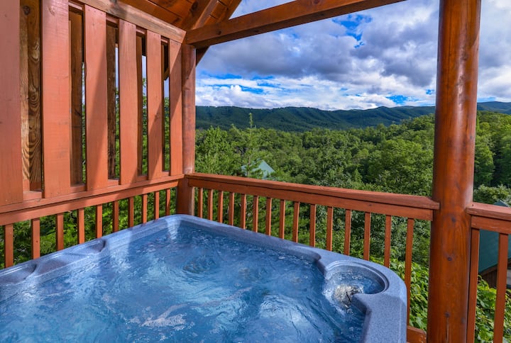 Scenic Log, Sleeps 6, Hot Tub, Balcony, Pool Table - Pigeon Forge, TN