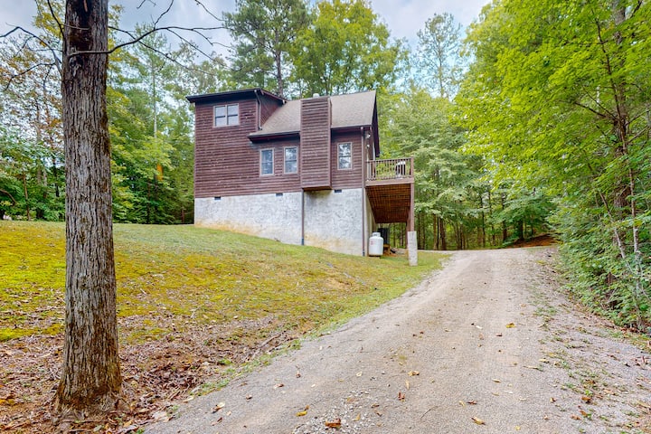 Cabin Near Smokys W/ Free Attraction Tickets, Pool - Townsend, TN