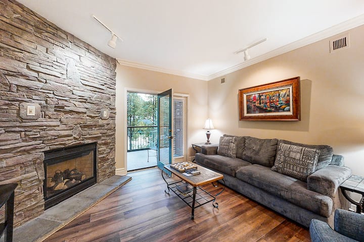 Inviting Downtown Condo, Sleep 8・fireplace・balcony - Gatlinburg, TN