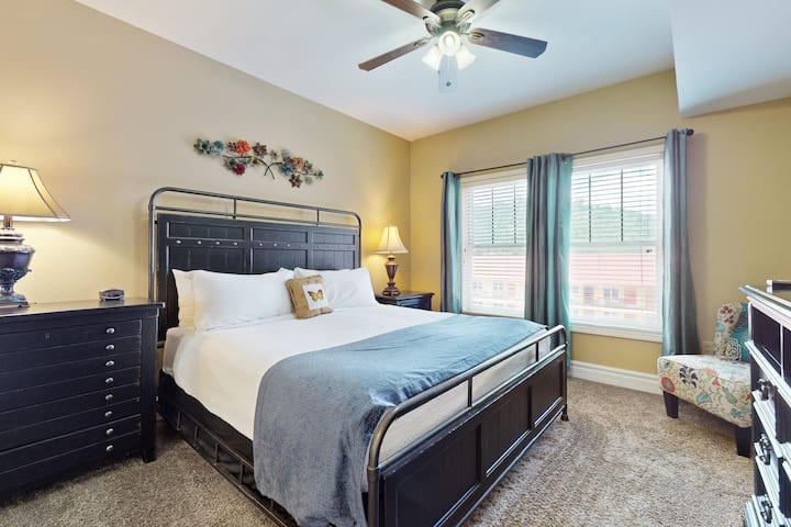 Homey Condo, Sleeps 6 W Balcony・jetted Tub - ガットリンバーグ, TN