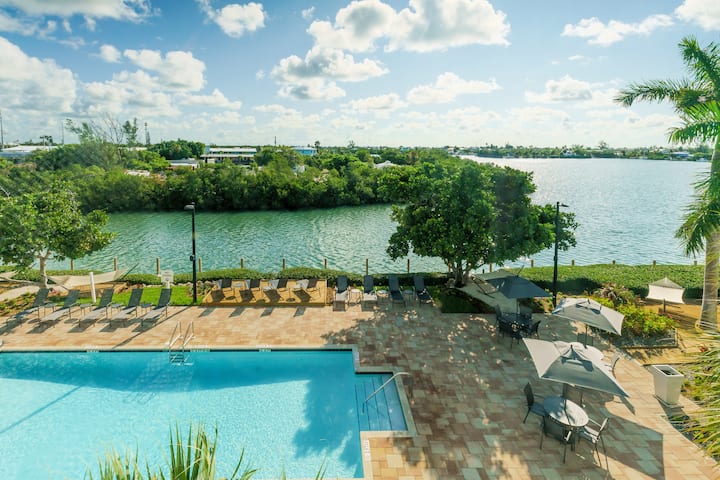 Relax And Unwind! 4 Units, Free Breakfast, Pool! - Marathon, FL