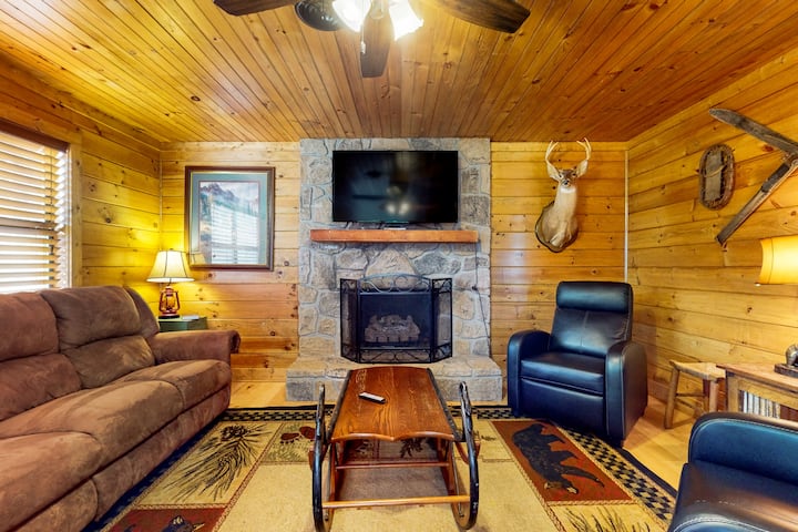 Spacious Wooded Cabin With Hot Tub, Large Deck, & - Gatlinburg, TN